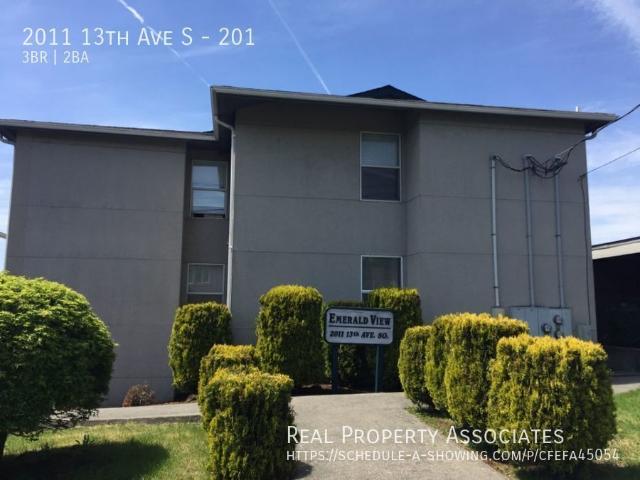 3 BR, 2 BA Apartment 2011 13th Ave S, Seattle, WA 98144