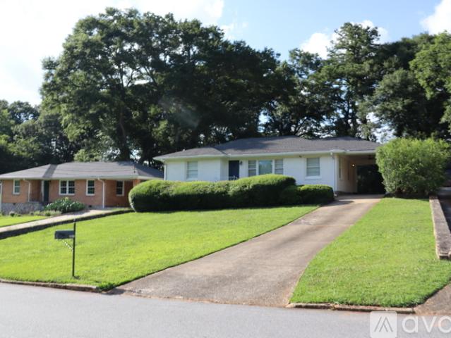 3 BR, 2 BA Apartment 2015 Montrose Drive, East Point, GA 30344