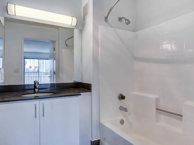 3 BR, 2 BA Apartment 201 West Fairview Avenue Unit E0106, Glendale, CA 91202