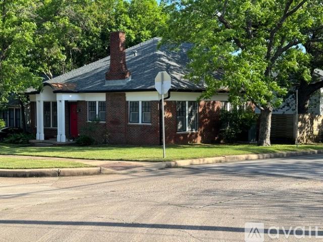 3 BR, 2 BA Apartment 201 E 34th St, Unit 1, Austin, TX 78705