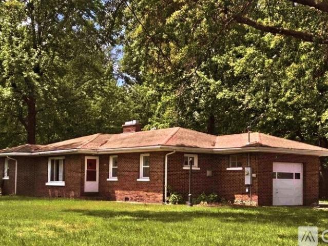 3 BR, 2 BA Apartment 201 Mcleansboro Street, Benton, IL 62812