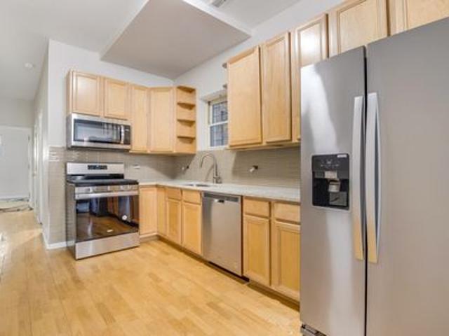 3 BR, 2 BA Apartment 2033 West Huron, Chicago, NY 60612