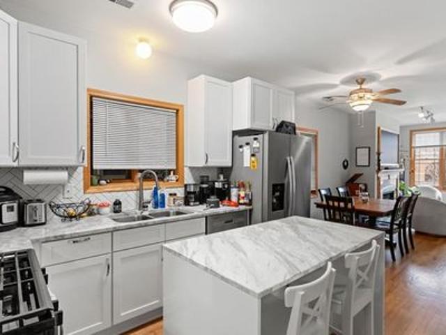 3 BR, 2 BA Apartment 2033 West Huron Street, Chicago, IL 60612