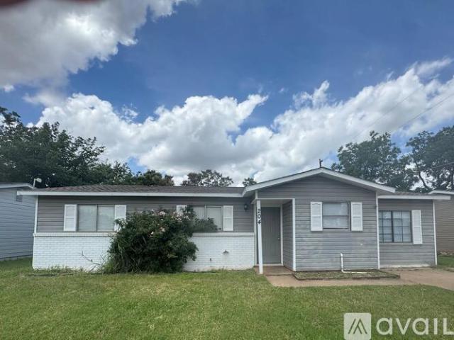 3 BR, 2 BA Apartment 204 W Garden Dr, Iowa Park, TX 76367
