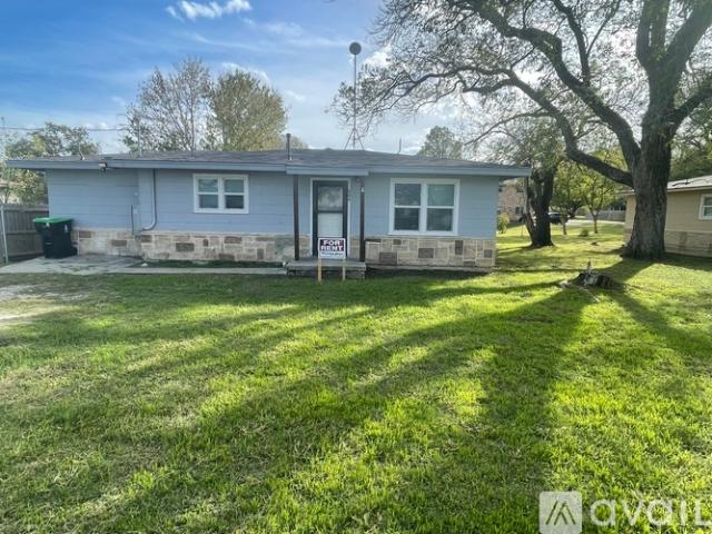 3 BR, 2 BA Apartment 204 E Boyd Ave, Boyd, TX 76023