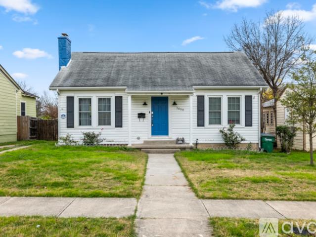 3 BR, 2 BA Apartment 2050 W Mistletoe Ave, San Antonio, TX 78201