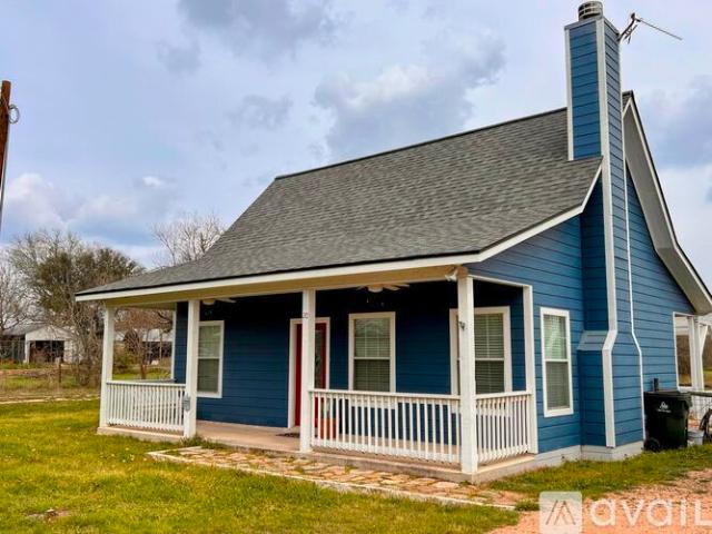 3 BR, 2 BA Apartment 20 Mesquite St, Blanco, TX 78606