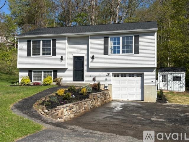 3 BR, 2 BA Apartment 20 Hemlock Ln, Wingdale, NY 12594