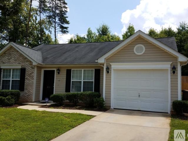 3 BR, 2 BA Apartment 210 Kinnley Ct, Greensboro, NC 27455