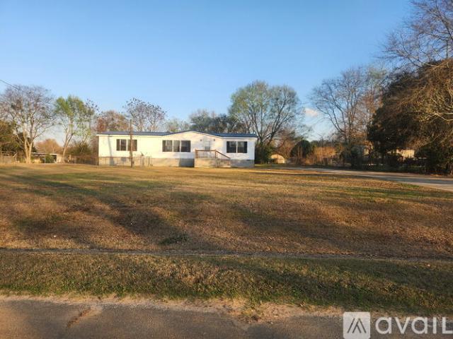 3 BR, 2 BA Apartment 210 Surrey Dr, Warner Robins, GA 31093