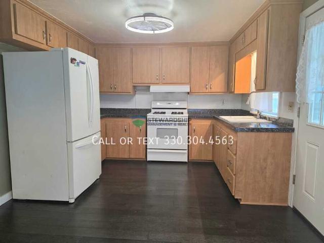 3 BR, 2 BA Apartment 2119 Maple Ave Ne, Canton, OH 44714