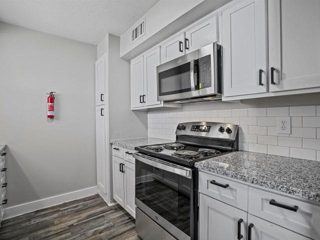 3 BR, 2 BA Apartment 2121 Handley Dr Unit 49, Fort Worth, TX 76112
