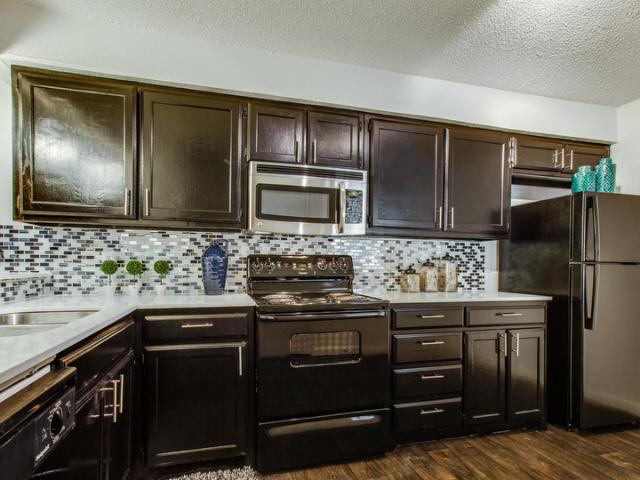 3 BR, 2 BA Apartment 2129 Buchanan Dr, Arlington, TX 76011