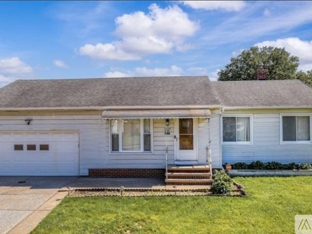 3 BR, 2 BA Apartment 2129 Silverdale Avenue, Cleveland, OH 44109