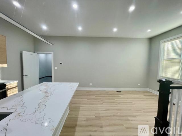 3 BR, 2 BA Apartment 2158 W 21st St, Unit 3, Chicago, IL 60608