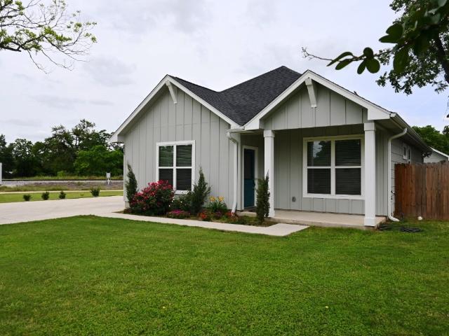 3 BR, 2 BA Apartment 215 East 8th St, Elgin, TX 78621