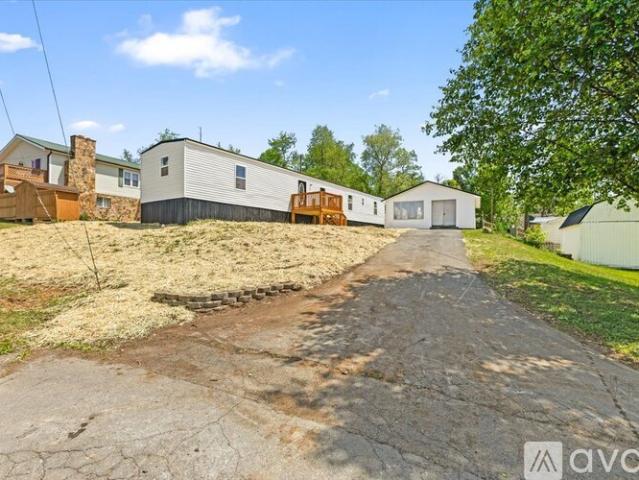 3 BR, 2 BA Apartment 2237 Weaver Pike, Bristol, TN 37620
