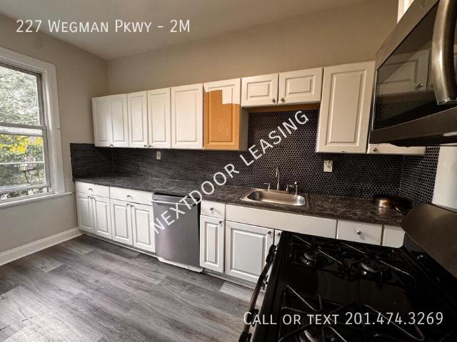 3 BR, 2 BA Apartment 227 Wegman Pkwy, Jersey City, NJ 07305