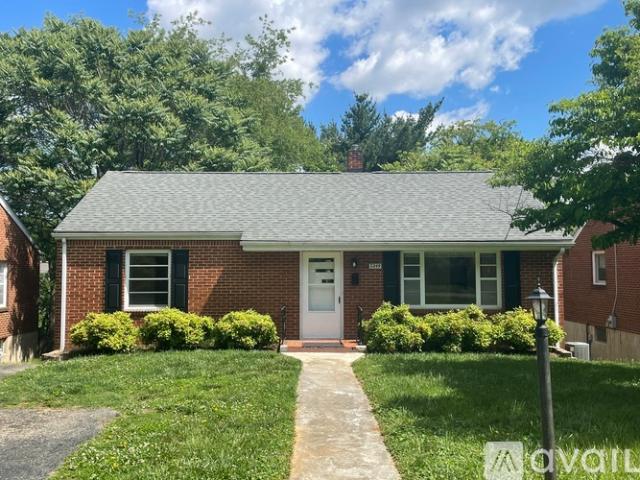 3 BR, 2 BA Apartment 2249 Memorial Ave SW, Roanoke, VA 24015