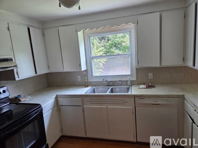 3 BR, 2 BA Apartment 22 Strafford Rd, Dover, NH 03820