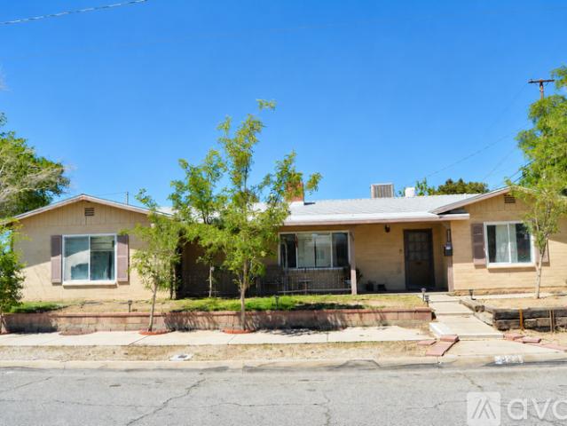 3 BR, 2 BA Apartment 233 East Nugent Street, Lancaster, CA 93535