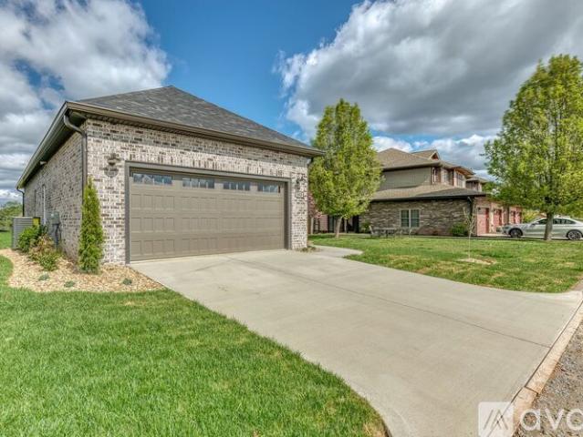 3 BR, 2 BA Apartment 235 Monroe Dr, Bristol, TN 37620