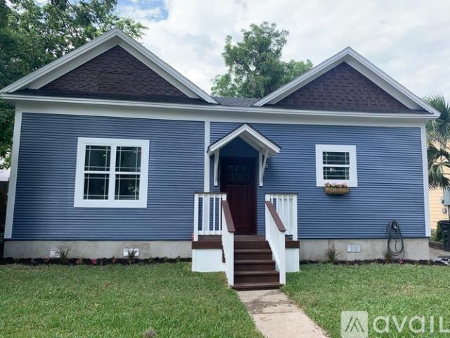 3 BR, 2 BA Apartment 239 East Woodlawn Avenue, San Antonio, TX 78212