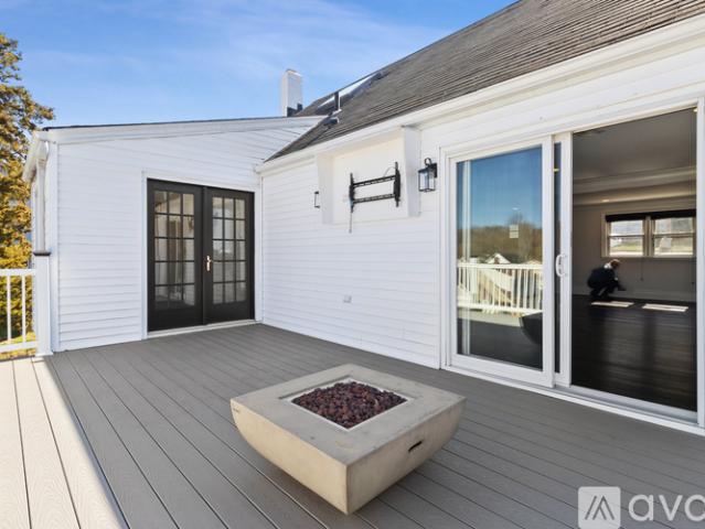 3 BR, 2 BA Apartment 23 Nicholas Ave, Greenwich, CT 06831