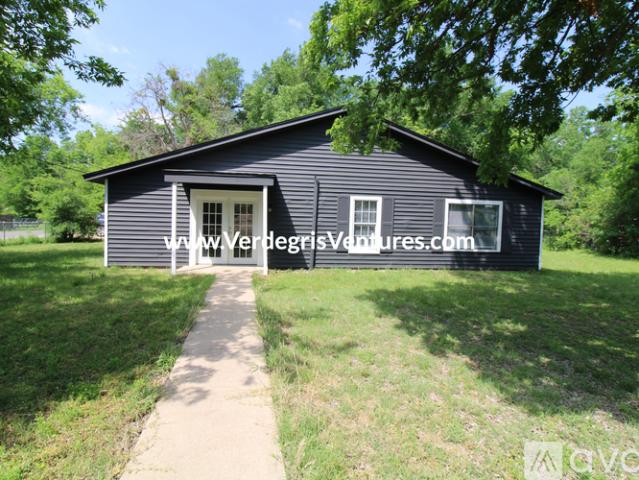 3 BR, 2 BA Apartment 3420 Kenwood Ave, Fort Worth, TX 76116