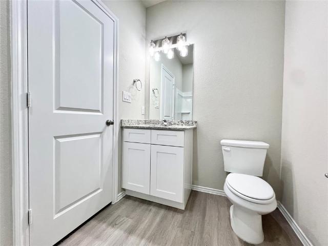 3 BR, 2 BA Apartment 3501 East Renfro Street, Burleson, TX 76028