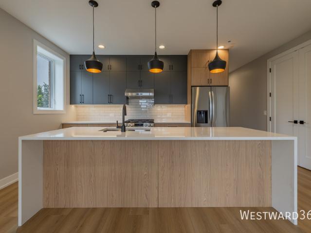 3 BR, 2 BA Apartment 3555 N Neenah Ave, Chicago, IL 60634