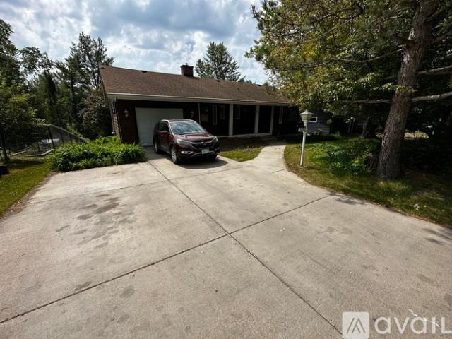 3 BR, 2 BA Apartment 3626 E Superior St, Duluth, MN 55804