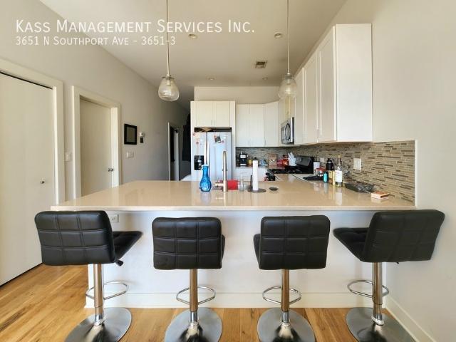 3 BR, 2 BA Apartment 3651 N Southport Ave, Chicago, IL 60613