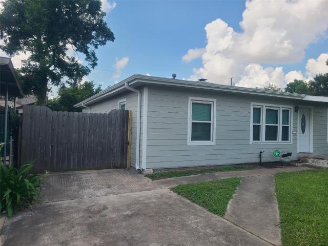 3 BR, 2 BA Apartment 3834 Rosedale Street, Houston, TX 77004