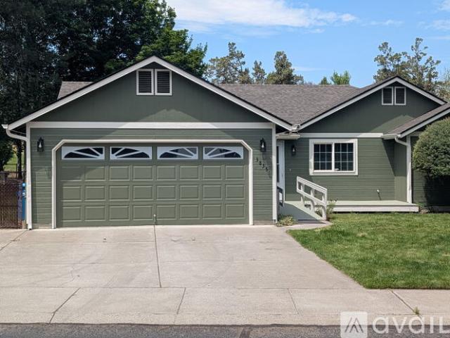 3 BR, 2 BA Apartment 3835 SW Ben Hogan Dr, Redmond, OR 97756