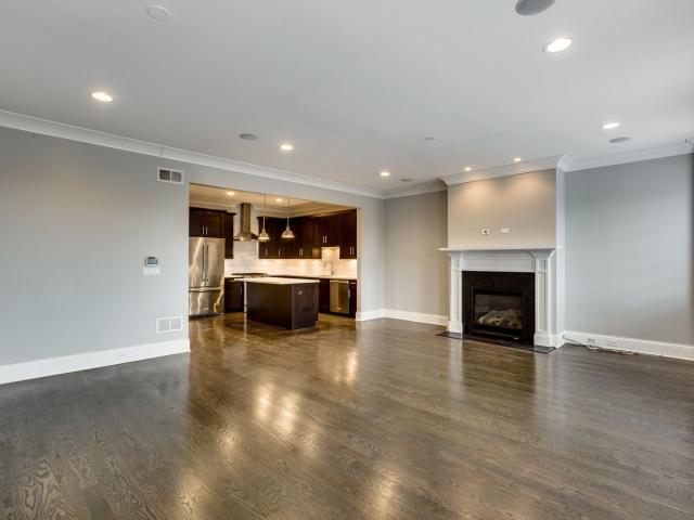 3 BR, 2 BA Apartment 3849 N Southport Avenue, Chicago, IL 60613
