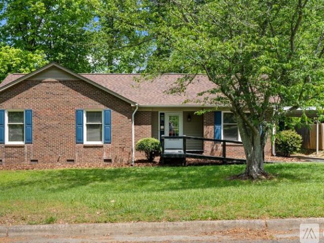 3 BR, 2 BA Apartment 3904 Langdon Dr, Greensboro, NC 27410