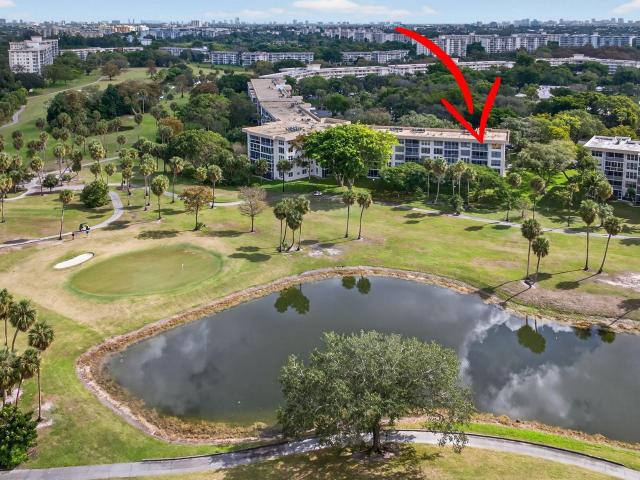 3 BR, 2 BA Apartment 3960 Oaks Clubhouse Drive, Pompano Beach, FL 33069