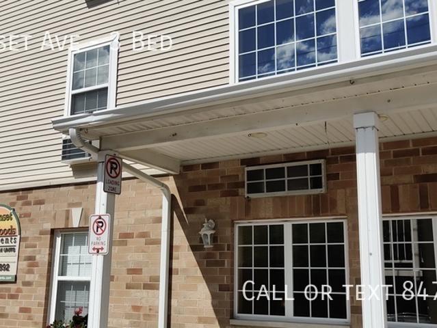 3 BR, 2 BA Apartment 3014 Sunset Ave, Waukegan, IL 60087
