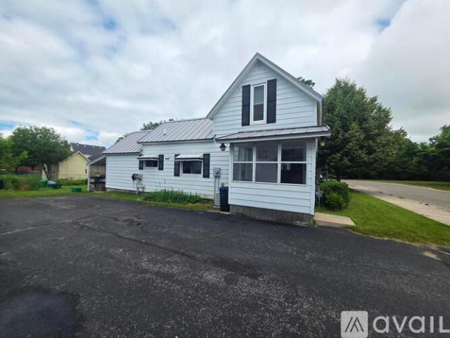 3 BR, 2 BA Apartment 306 Ione St, Petoskey, MI 49770