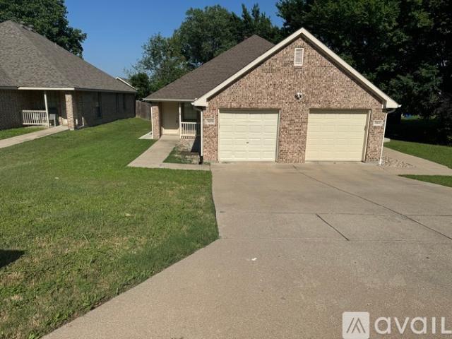 3 BR, 2 BA Apartment 3159 Karen Street, Fort Worth, TX 76116