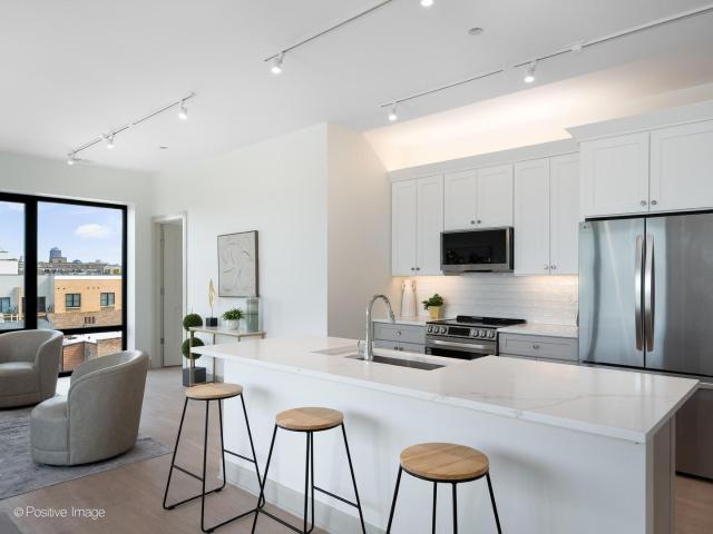 3 BR, 2 BA Apartment 3202 N. Racine Ave Chicago, IL 60657