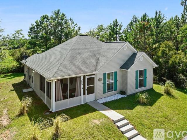 3 BR, 2 BA Apartment 329 Davis Street, Waveland, MS 39576