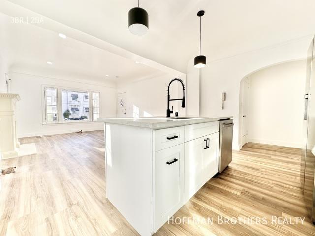 3 BR, 2 BA Apartment 330 N Spaulding Ave, Los Angeles, CA 90036