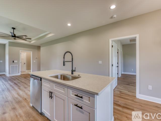 3 BR, 2 BA Apartment 331 Monroe Dr, Bristol, TN 37620