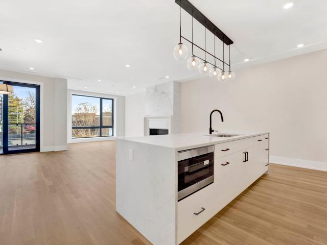 3 BR, 2 BA Apartment 3352 North Ashland Avenue, Chicago, IL 60657