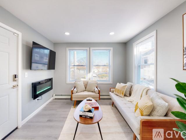 3 BR, 2 BA Apartment 44 Hall St, Unit 1, Providence, RI 02904