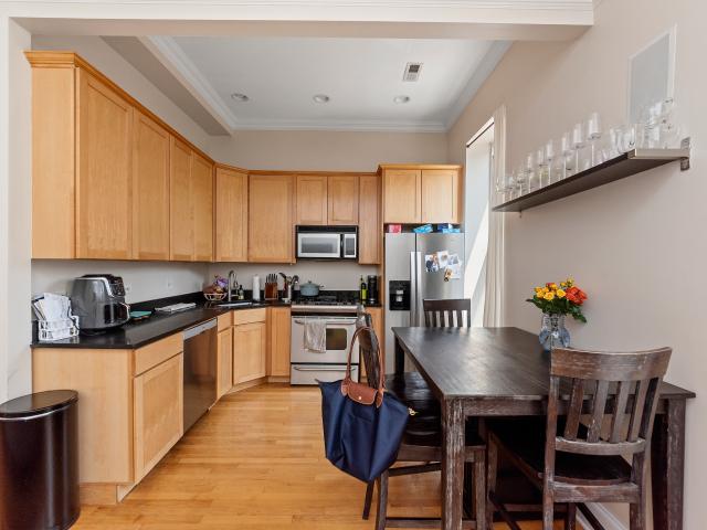 3 BR, 2 BA Apartment 456 West Armitage, Chicago, IL 60614