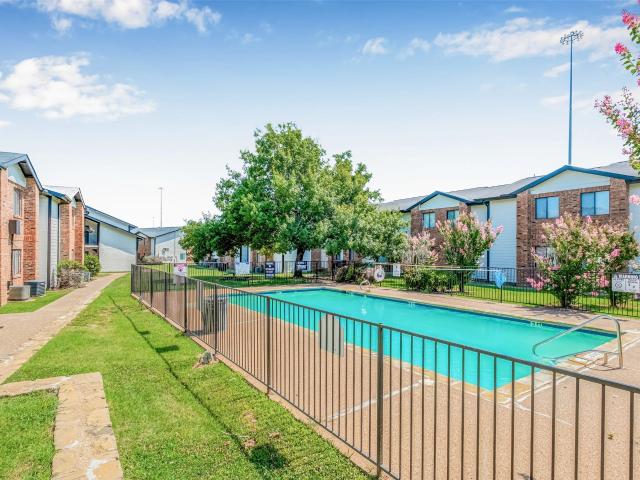3 BR, 2 BA Apartment 4600 West Pioneer Drive, Irving, TX 75061
