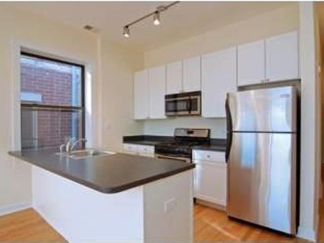 3 BR, 2 BA Apartment 4715 North Sheridan Road, Chicago, IL 60640